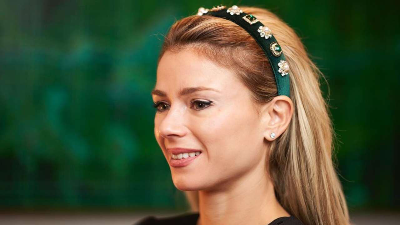 Camila Giorgi in total black | sola in ascensore davanti allo Specchio ... Camila Giorgi in total black | sola in ascensore davanti allo Specchio ...