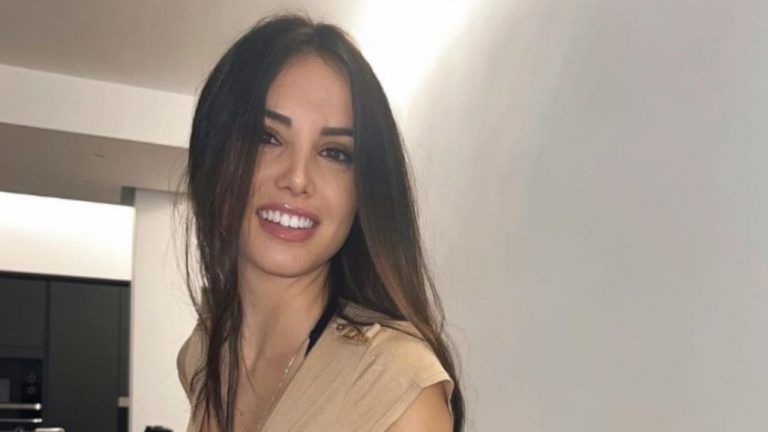 Giusy Meloni | lo studio si infiamma | la maglietta è troppo scollata