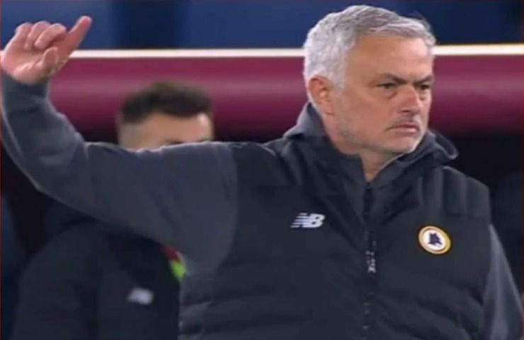 Lazio-Roma, eclatante gesto di Mourinho verso la curva Lazio-Roma, eclatante gesto di Mourinho verso la curva