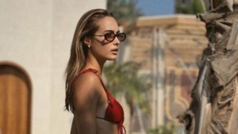 Viky Varga In Costume è Delirante Curve Sconvolgenti ”stiamo